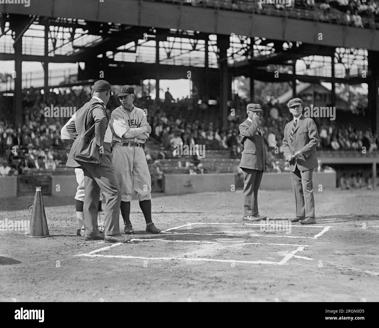Umpires with new uniforms hi-res stock photography and images - Alamy