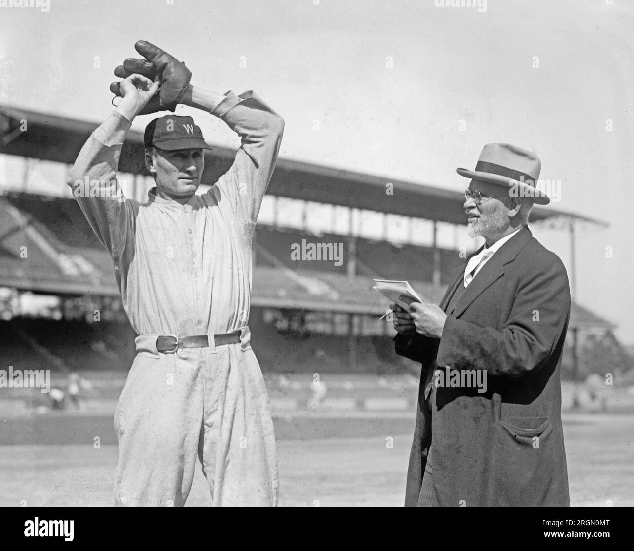 Walter Johnson poses while U.S.J. Dunbar sketches him, 10/2/24 Stock ...