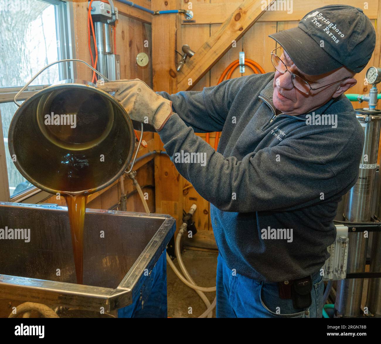 Maple syrup into a finishing pan hi-res stock photography and images ...