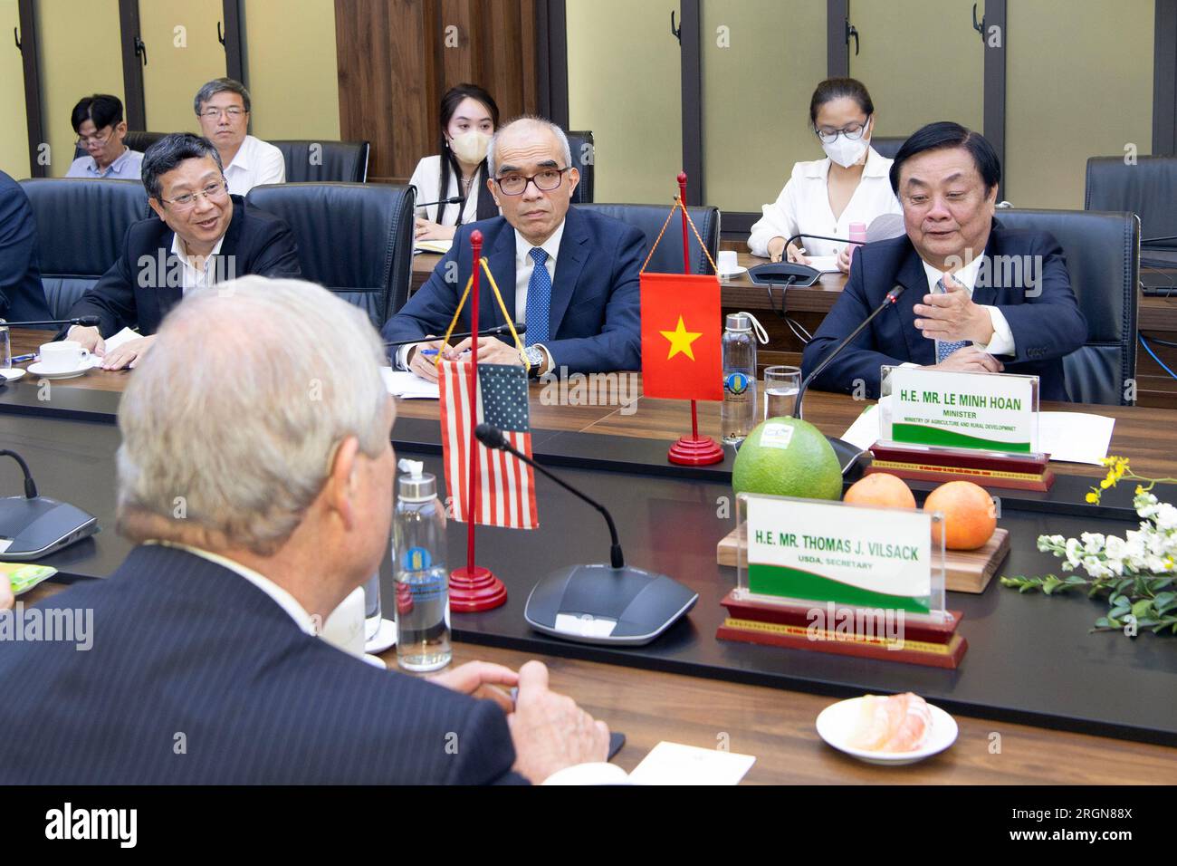 Roundtable with trade partners hi-res stock photography and images - Alamy