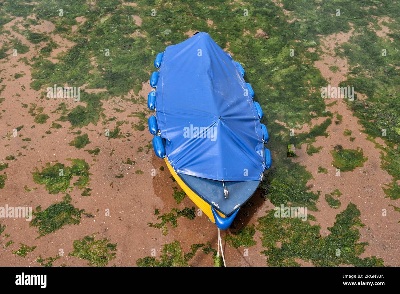 Boat mooring on the beach during low-tide Stock Photo - Alamy