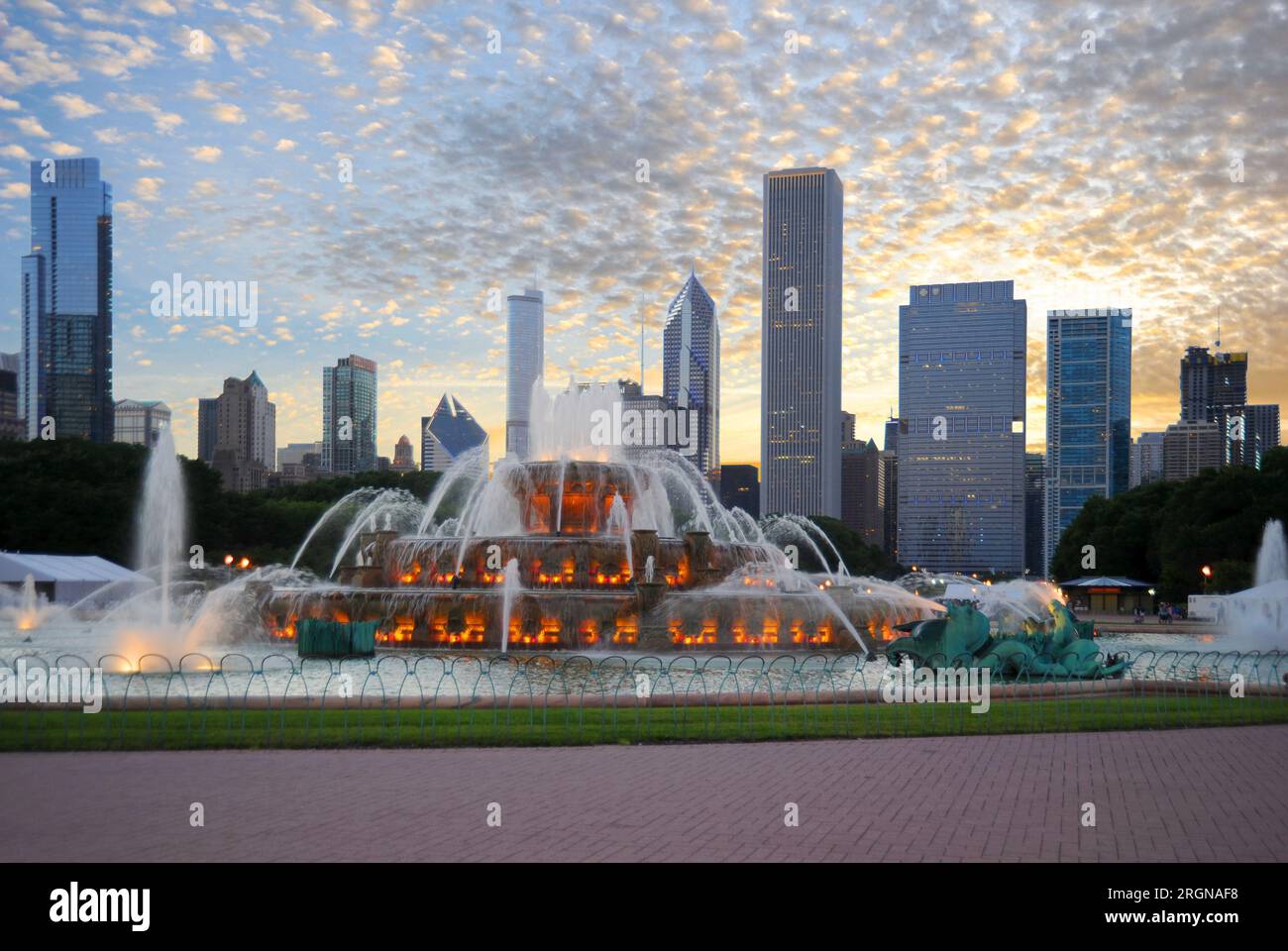 When the sun is setting, Buckingham Fountain is exceptionally beautiful ...