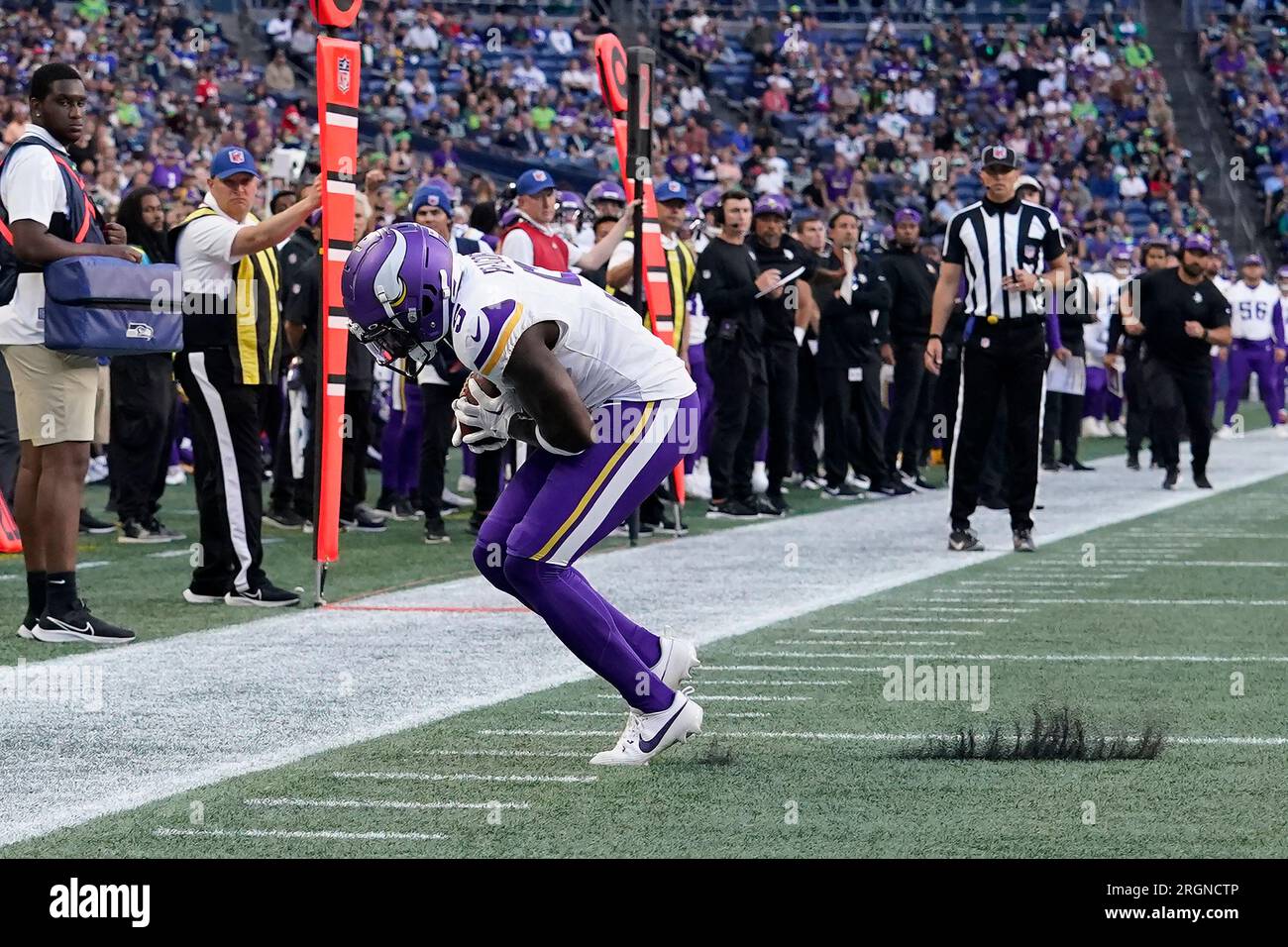 Minnesota Vikings wide receiver Jalen Reagor catches a pass against the ...
