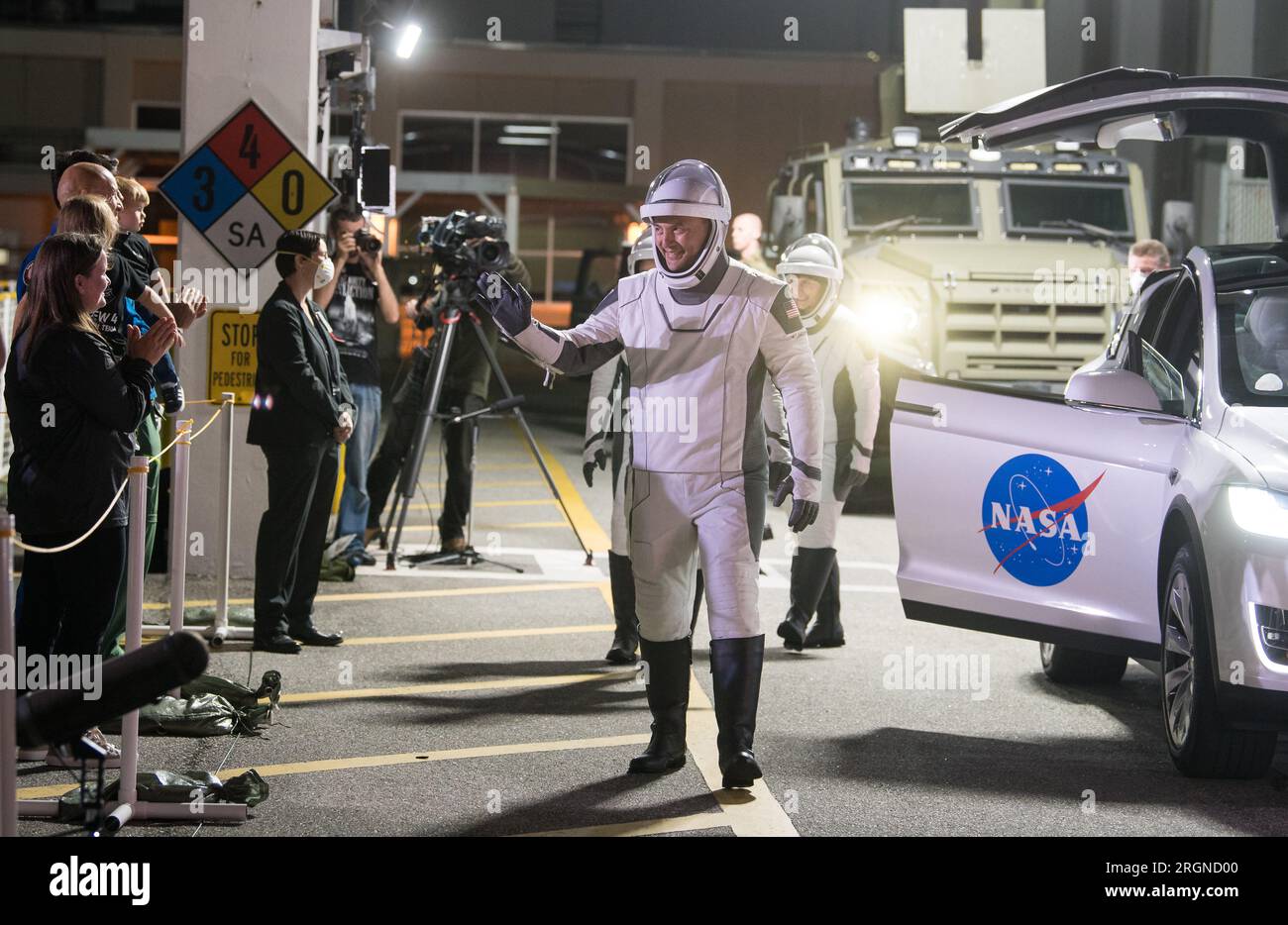 Reportage: SpaceX Crew-4 mission (April 2022) - NASA astronauts Kjell Lindgren, Robert Hines ...