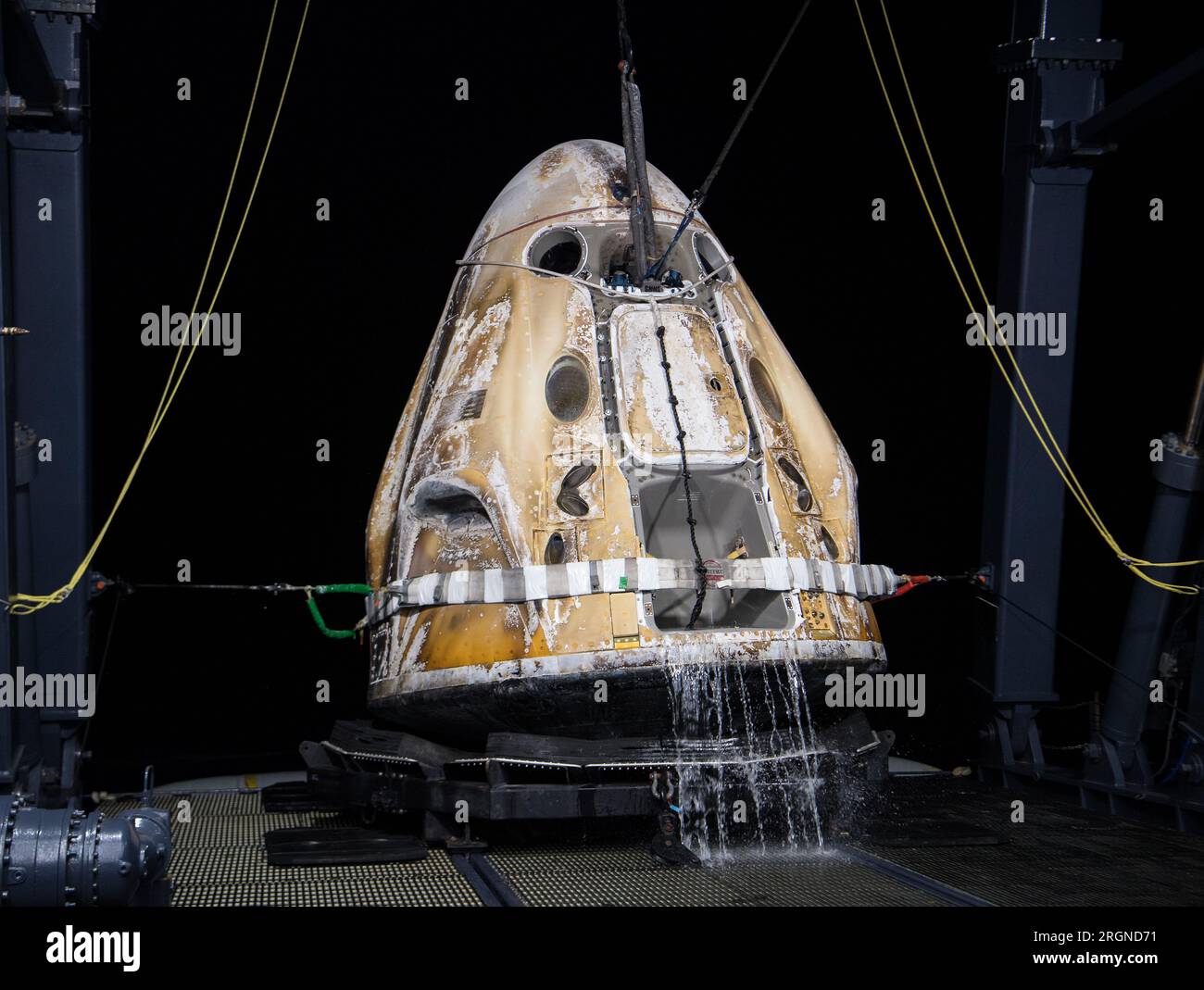 Spacex crew dragon endurance spacecraft hi-res stock photography and ...