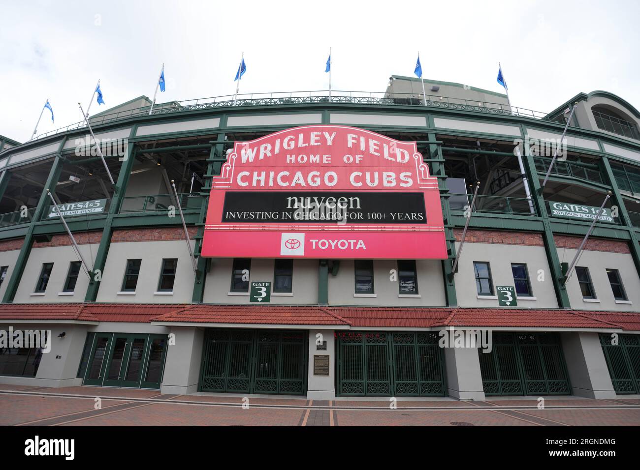 The wrigley field facade marquee sign hi-res stock photography and ...