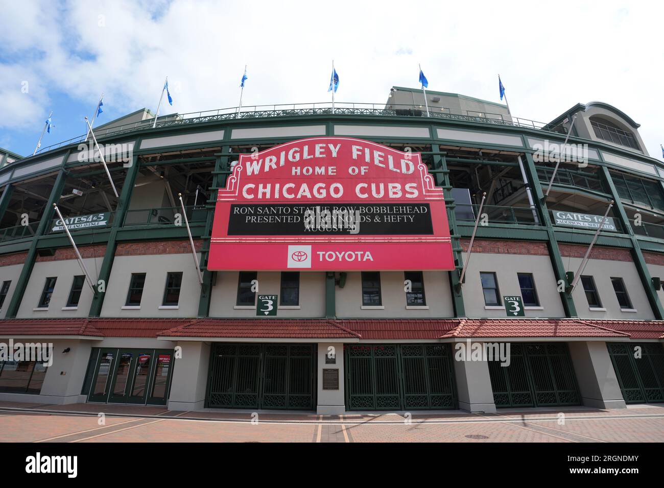 The wrigley field facade marquee sign hi-res stock photography and ...