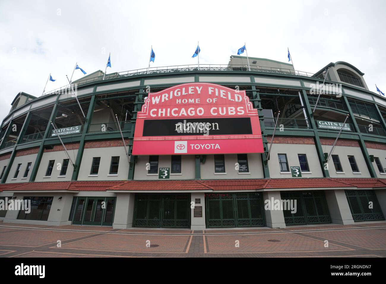 The wrigley field facade marquee sign hi-res stock photography and ...
