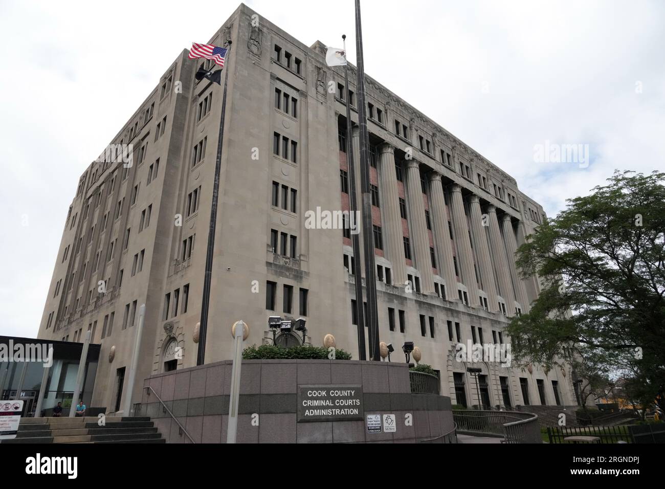 The Cook County Criminal Courts administration courthouse building ...