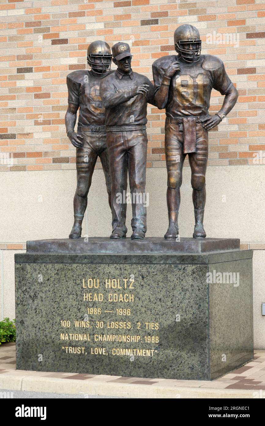 Statue of notre dame coach hi-res stock photography and images - Alamy
