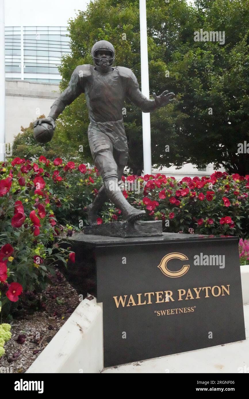 Statue chicago bears running back walter at soldier field hi-res stock ...