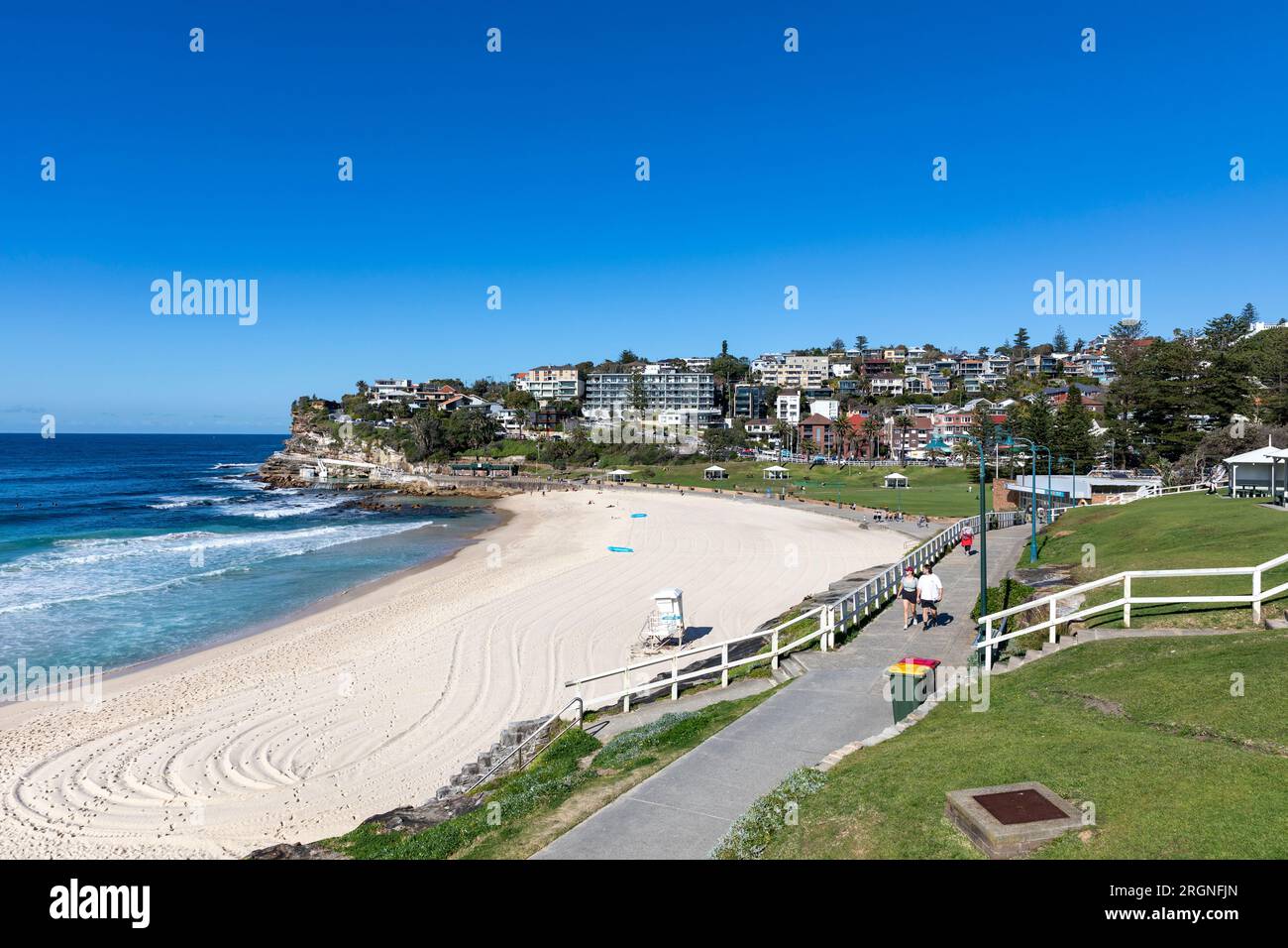 Bronte Beach in Sydney eastern suburbs, winters day with blue sky ...
