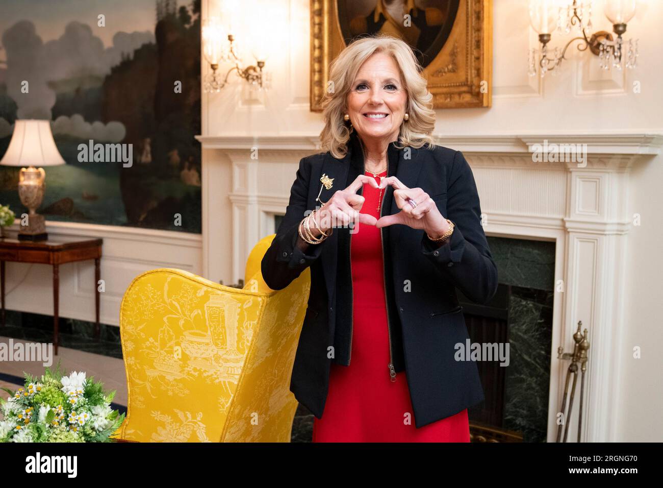 Reportage: First Lady Jill Biden poses for National Wear Red Day ...