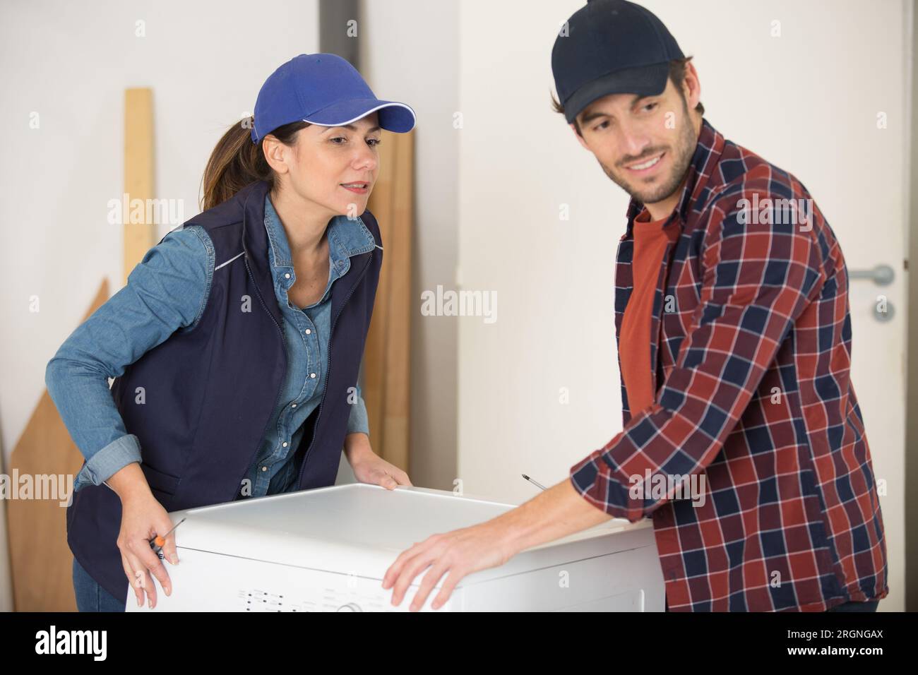 Man carrying washing machine hi-res stock photography and images - Alamy