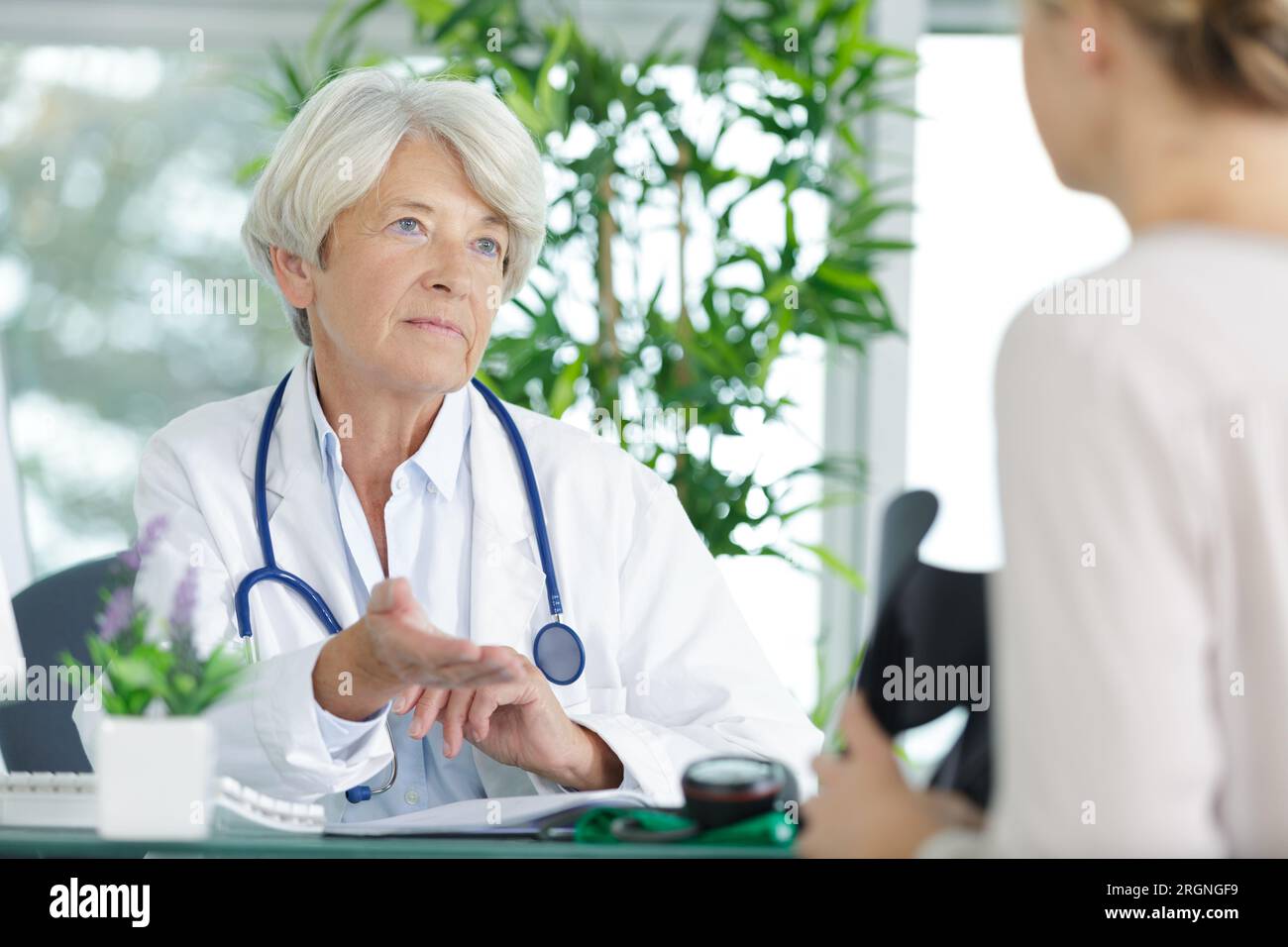 doctor reassuring her female patient Stock Photo - Alamy