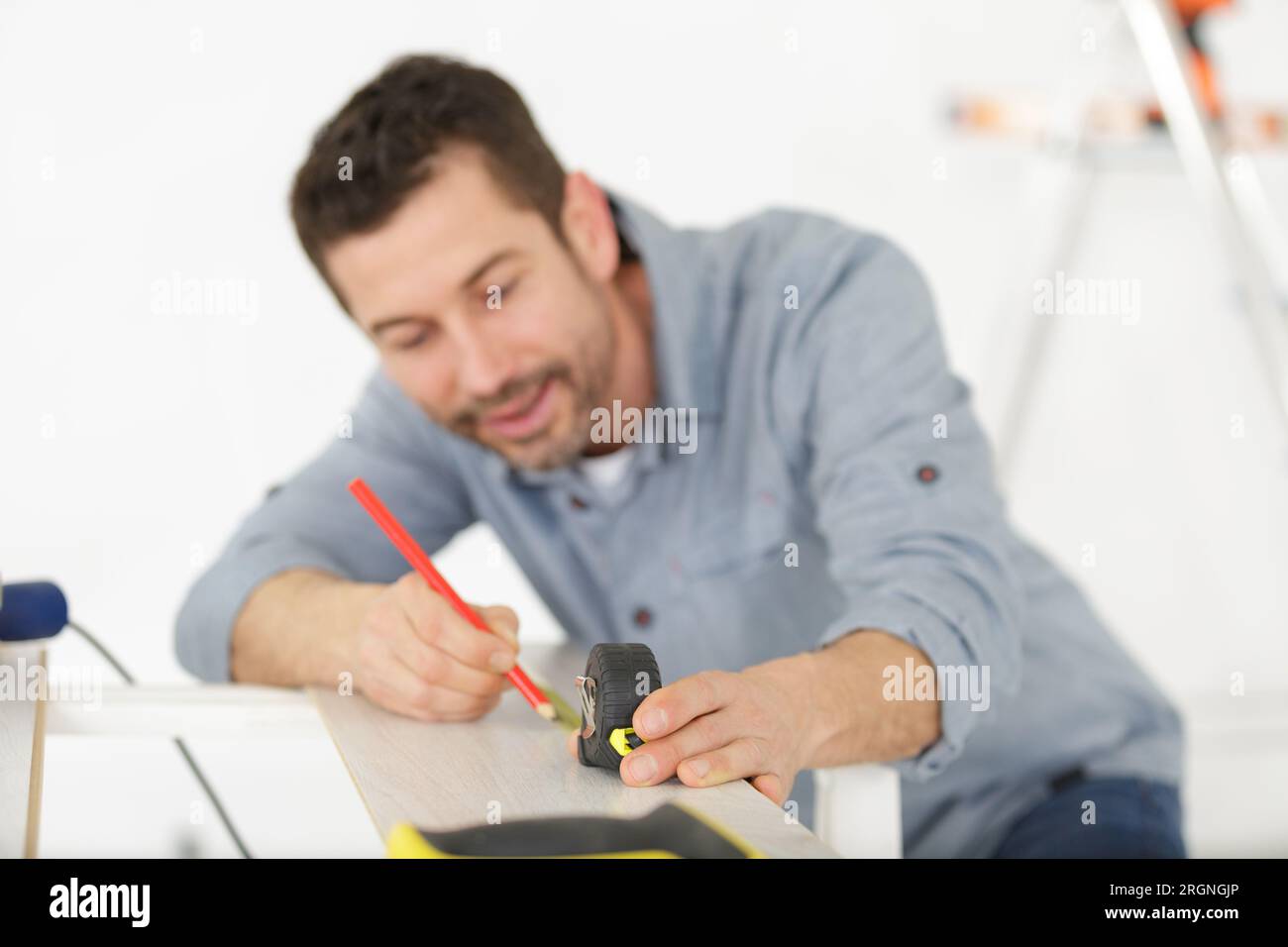 Measuring lumber cutting hi-res stock photography and images - Alamy