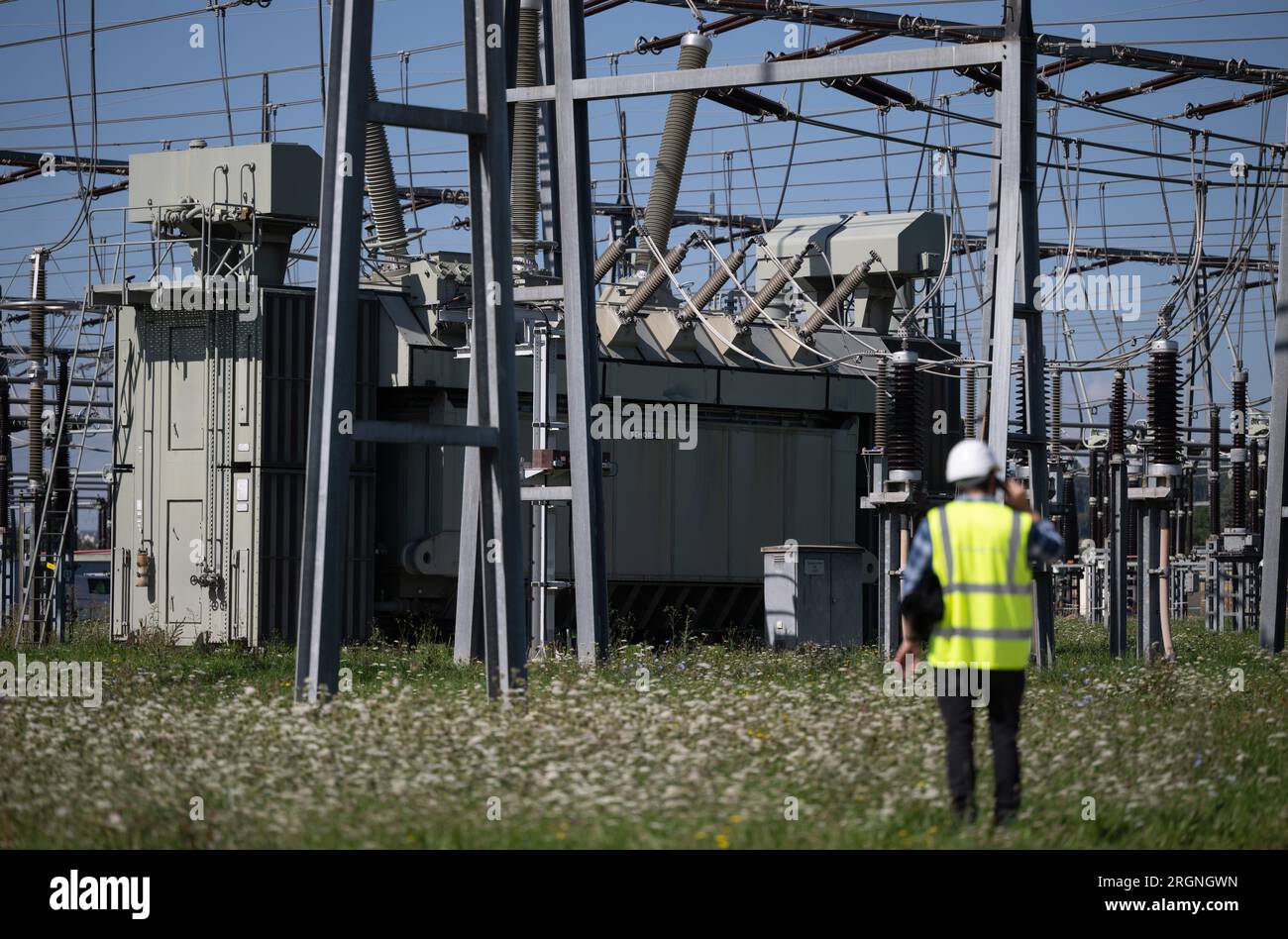 10 August 2023, Baden-Württemberg, Markgröningen: A journalist stands ...