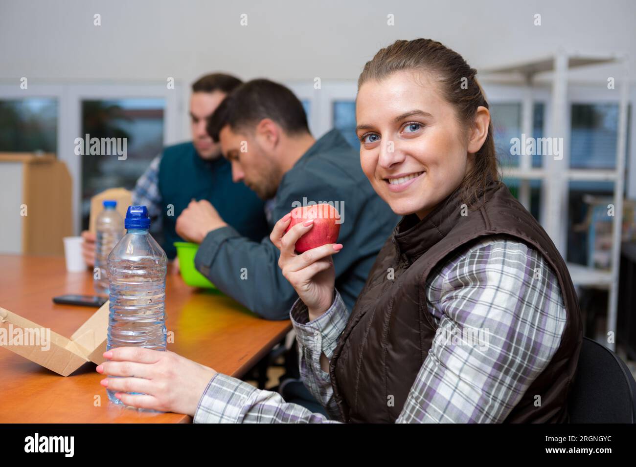 Workers having pause hi-res stock photography and images - Alamy