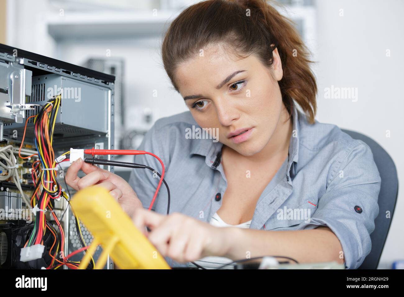 woman repairman fixing a computer Stock Photo - Alamy
