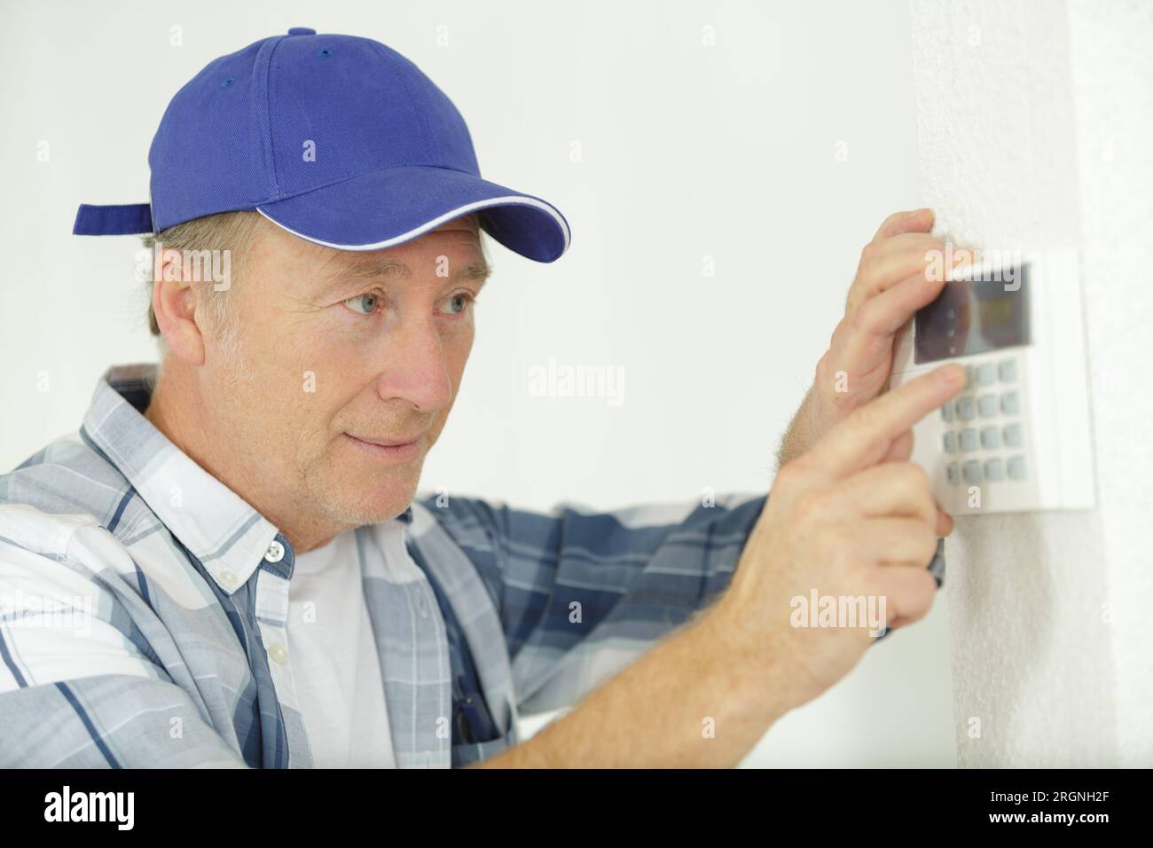 Burglar alarm installation hi-res stock photography and images - Alamy