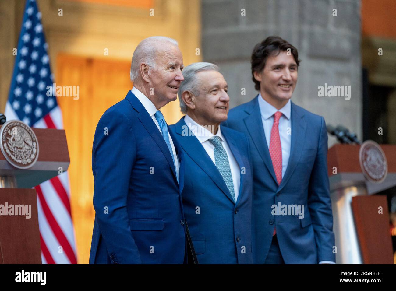 Reportage: President Joe Biden poses for a photo with Mexican President ...