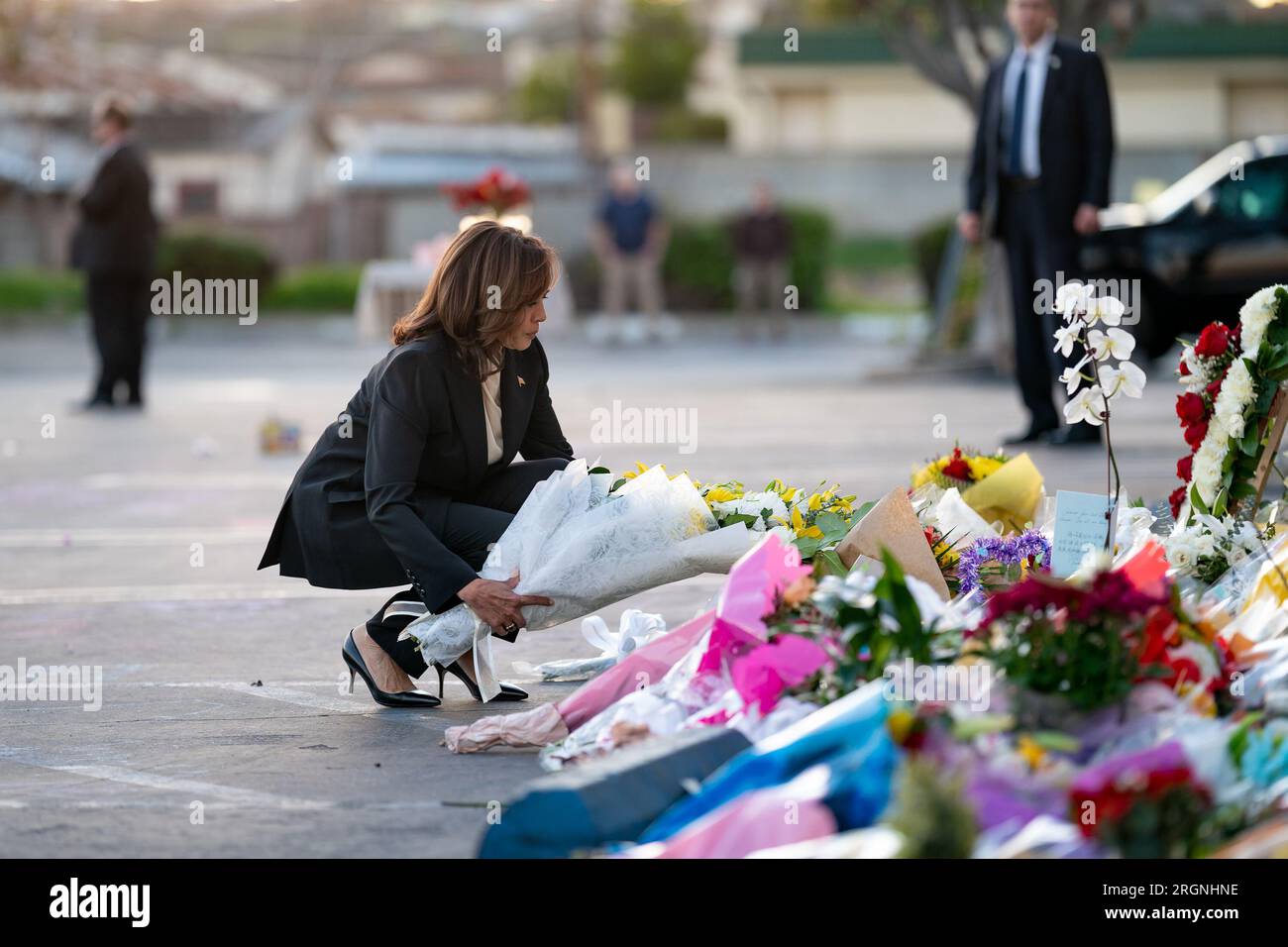 Reportage: Vice President Kamala Harris visits the memorial outside a ...