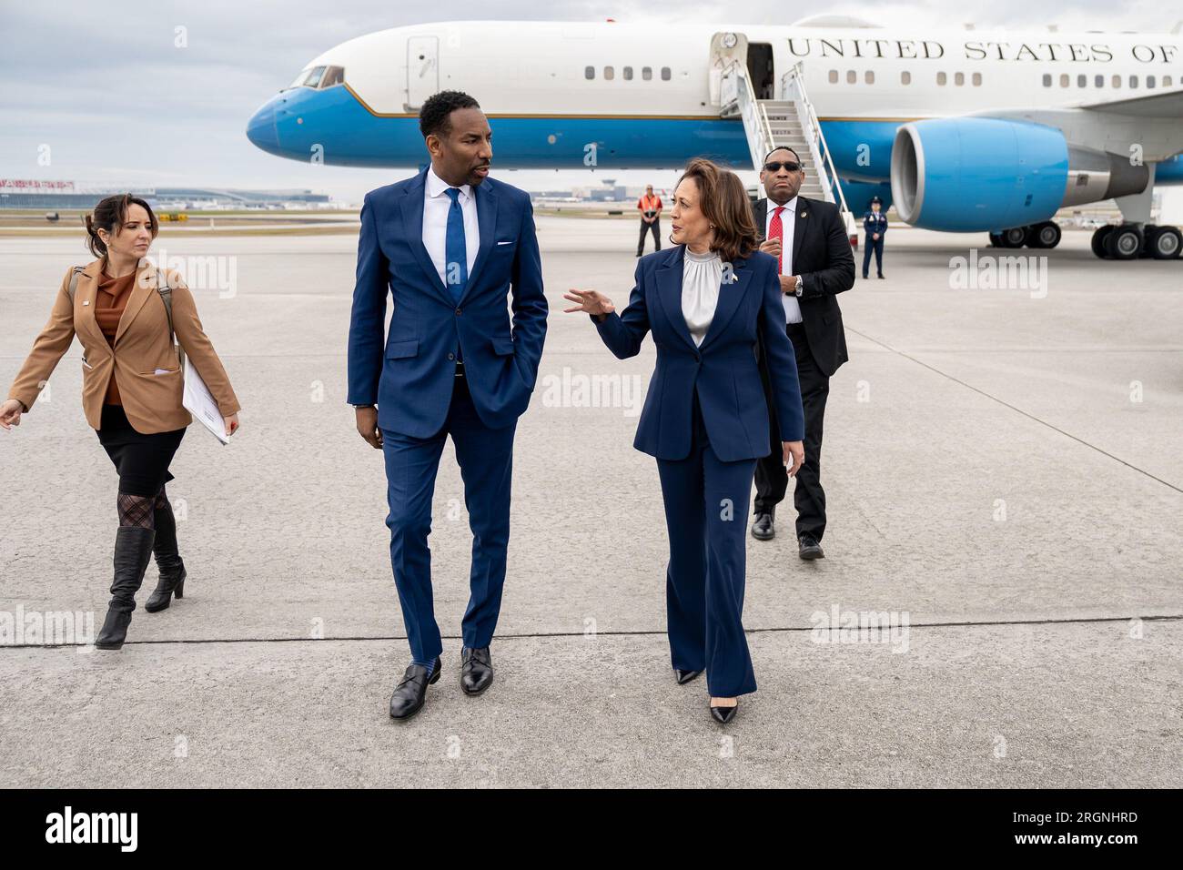 Reportage: Vice President Kamala Harris disembarks Air Force Two at ...