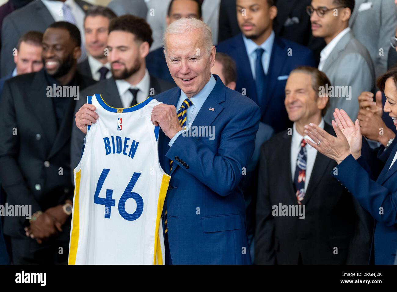 Reportage: 2022 NBA Champions Golden State Warriors visit the White ...