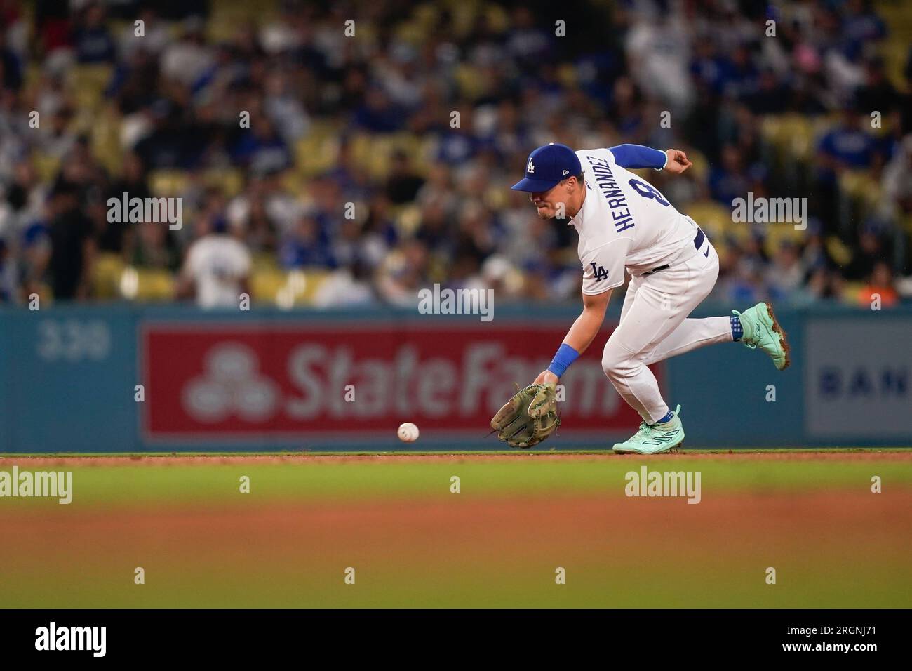 Los Angeles Dodgers third baseman Kiké Hernandez fields a grounder by ...