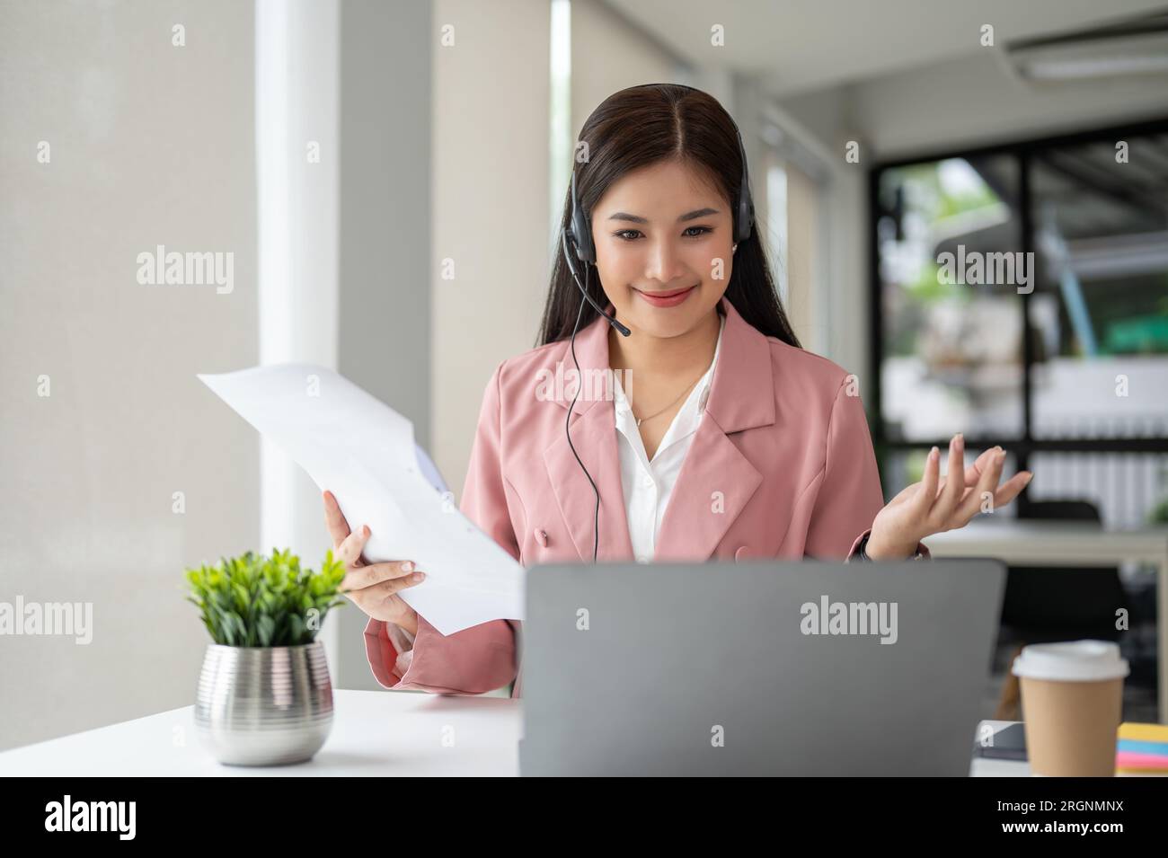 Conversation with the customer hi-res stock photography and images - Alamy
