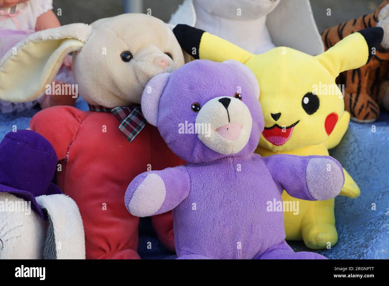 Pile of soft cuddly toys hi-res stock photography and images - Alamy