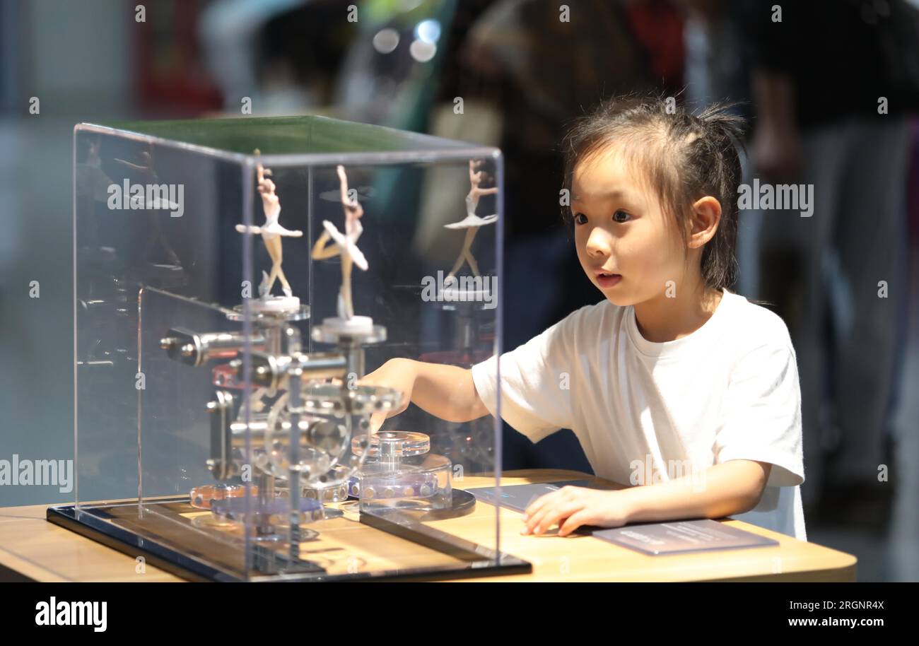 Parents take their children to visit Yunnan Science and Technology ...