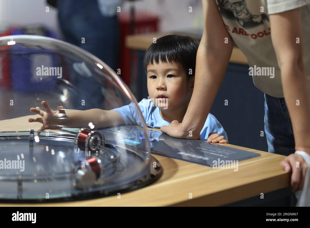 Parents take their children to visit Yunnan Science and Technology ...