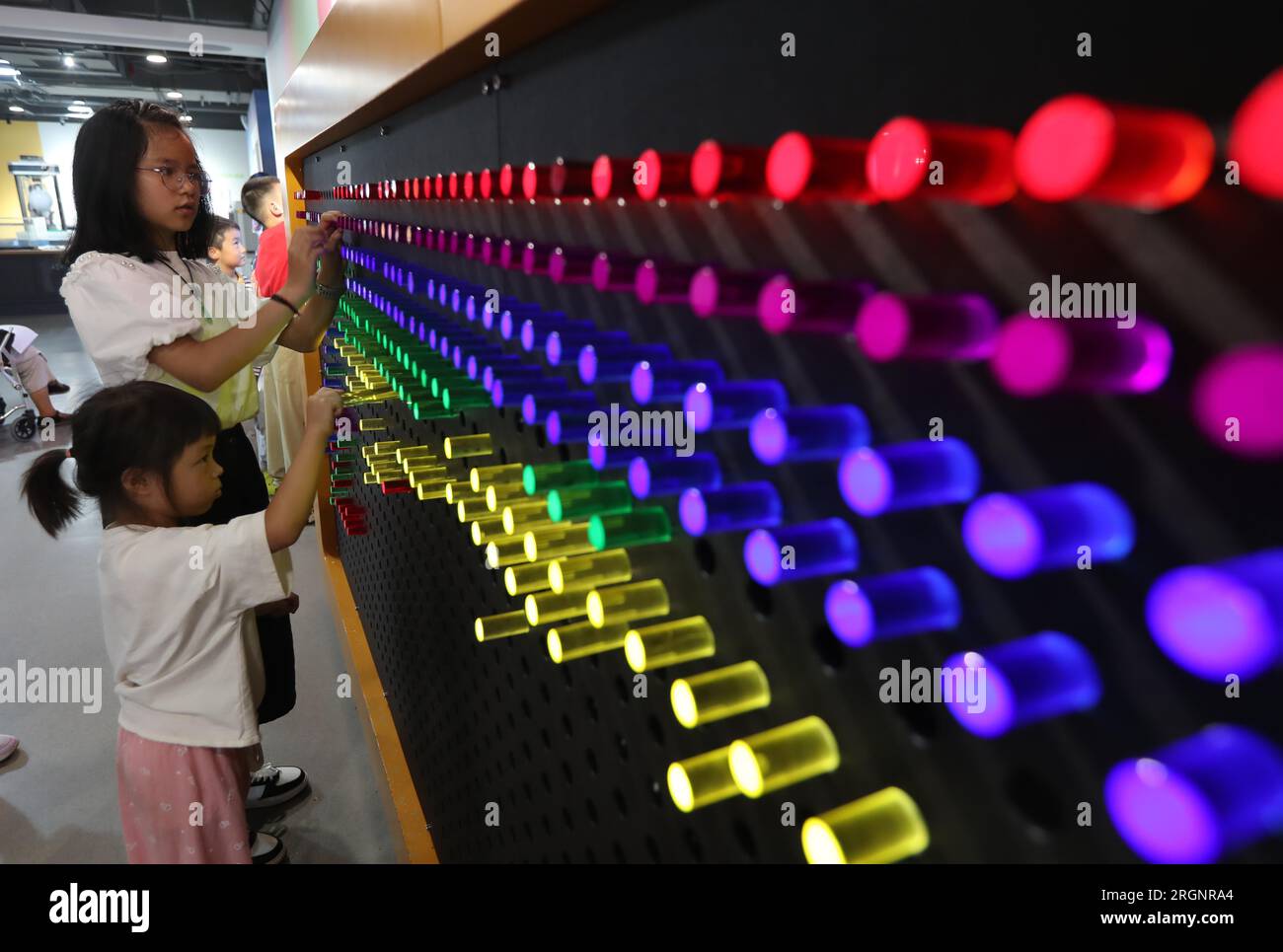Parents take their children to visit Yunnan Science and Technology ...