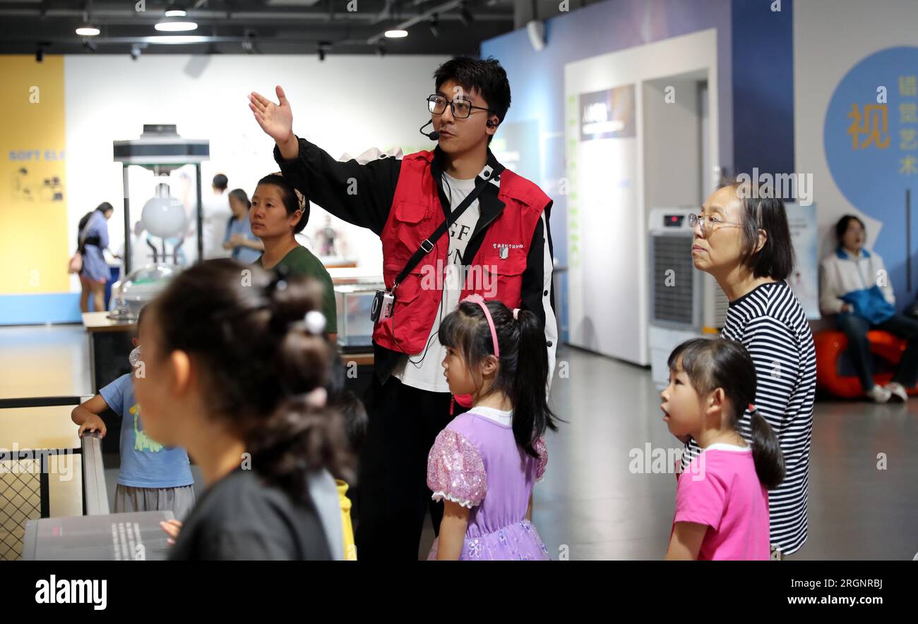 Parents take their children to visit Yunnan Science and Technology ...