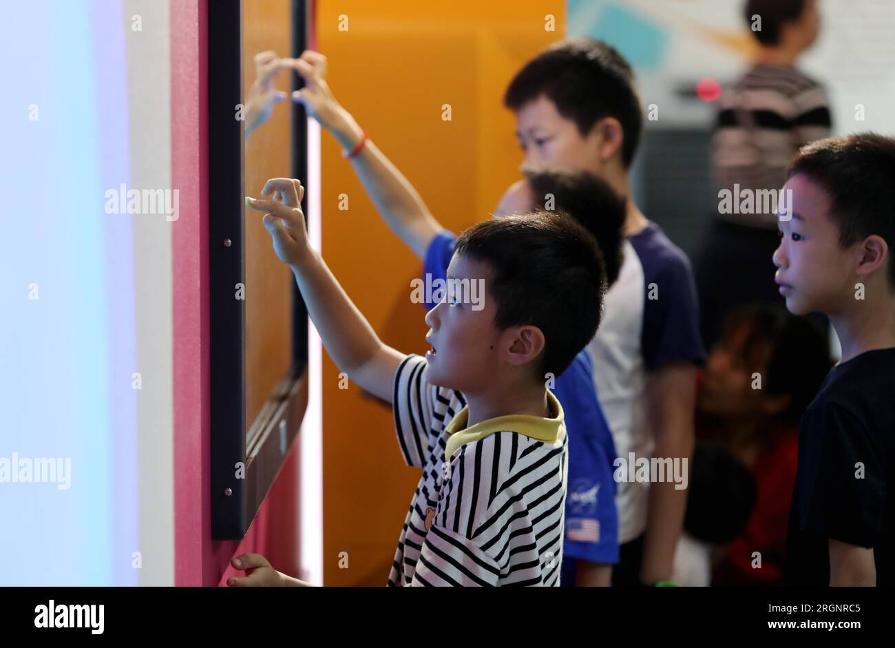 Parents take their children to visit Yunnan Science and Technology ...