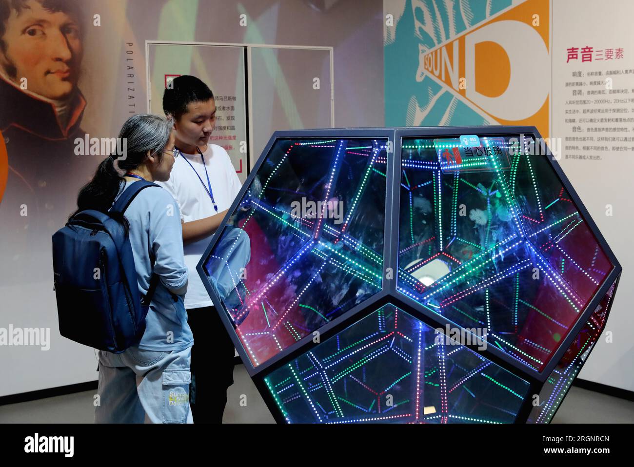 Parents take their children to visit Yunnan Science and Technology ...