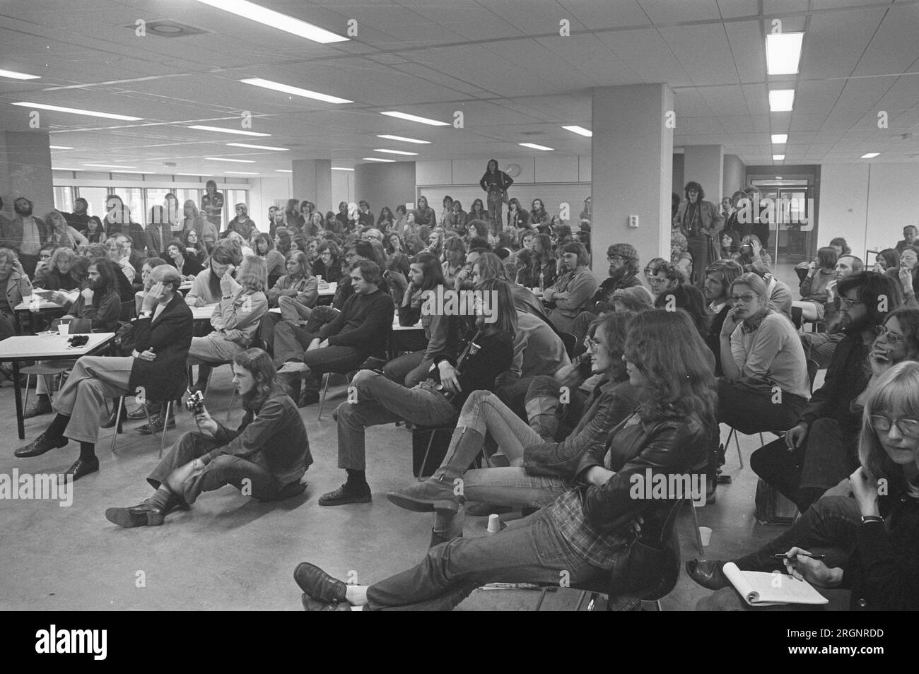 Office meetings 1970s hi-res stock photography and images - Alamy