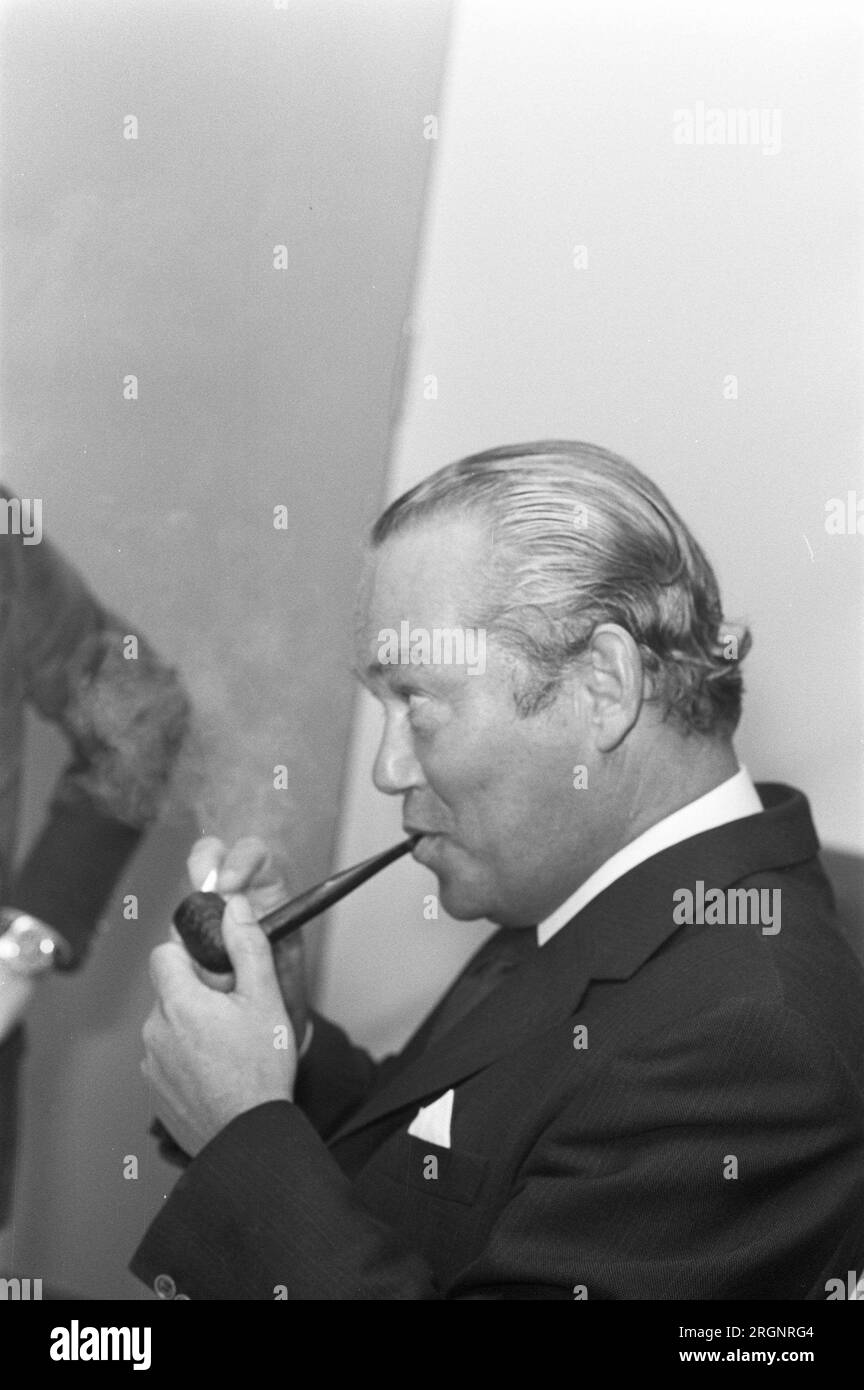 Lighting a pipe hi-res stock photography and images - Alamy