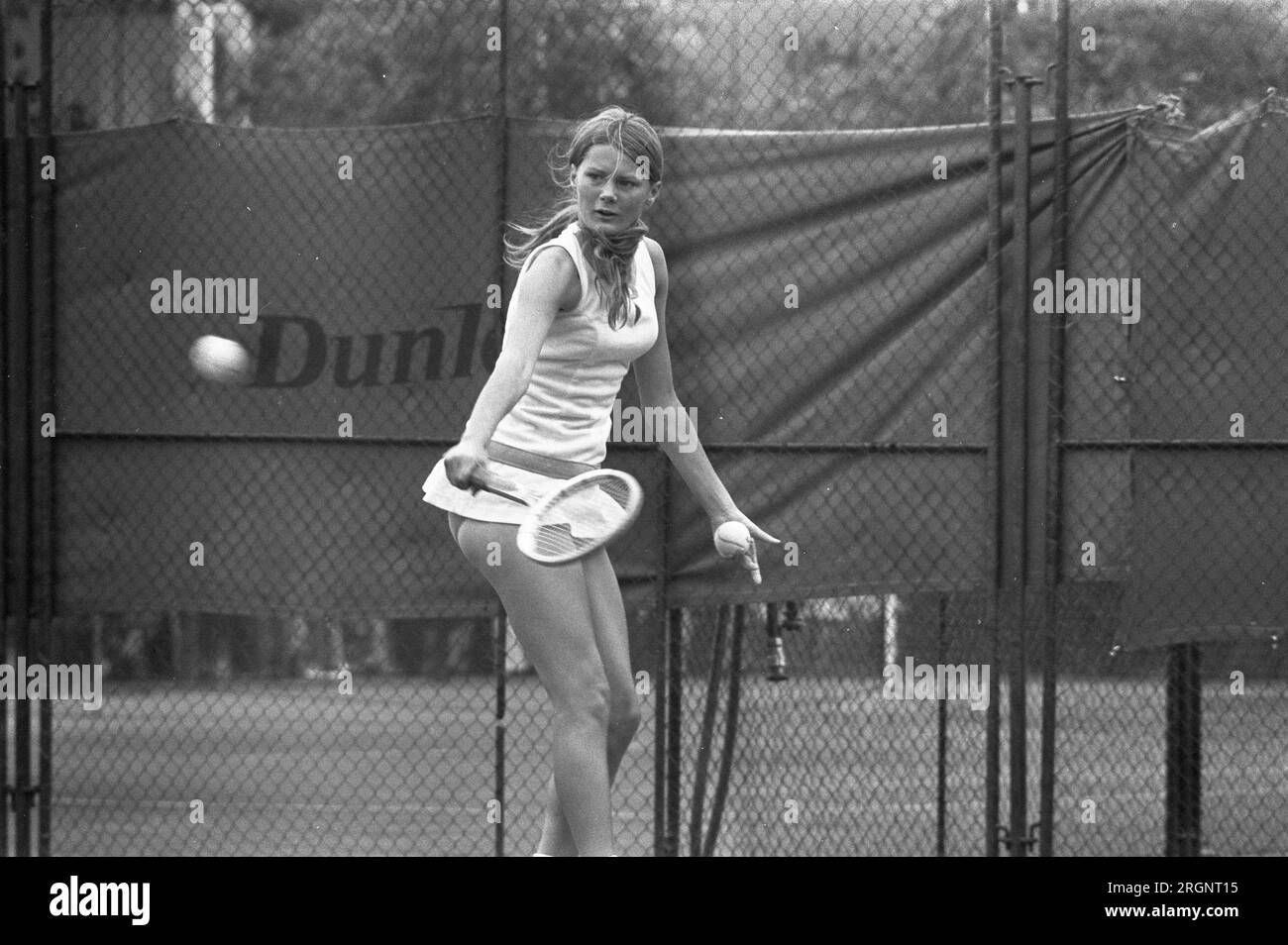 Dutch Tennis Championships in Scheveningen, E. Siemons in action; ca ...