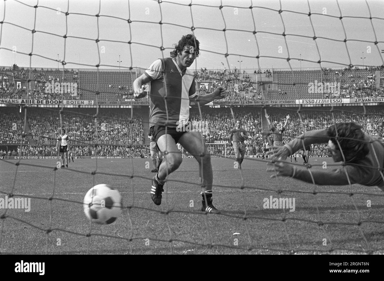 Feyenoord against NAC 3-1, Van Hanegem scores, keeper De Jong on the ...