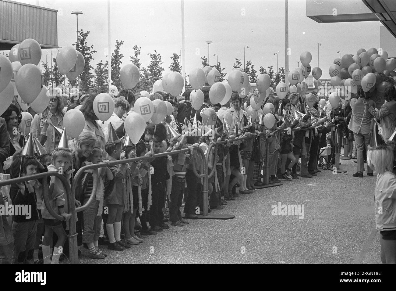 New department store Vroom en Dreesman opened in shopping center ...