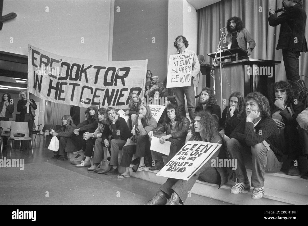 1970s student protests hi-res stock photography and images - Alamy