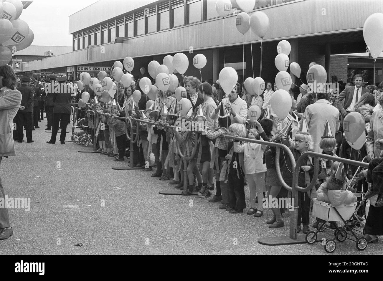 New department store Vroom en Dreesman opened in shopping center ...