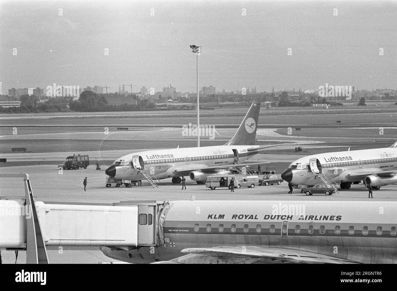Extra security measures at Schiphol, passengers are taken to the ... Extra security measures at Schiphol, passengers are taken to the ...