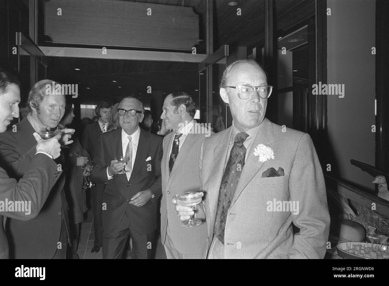 Prince Bernhard opens Hilton Hotel at Schiphol, ribbon cutting ceremony ...