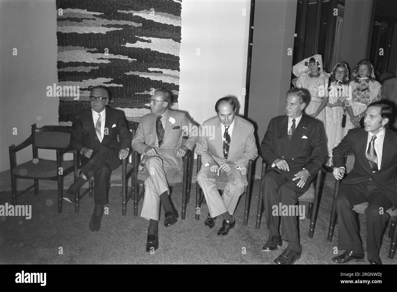 Prince Bernhard opens Hilton Hotel at Schiphol, ribbon cutting ceremony ...