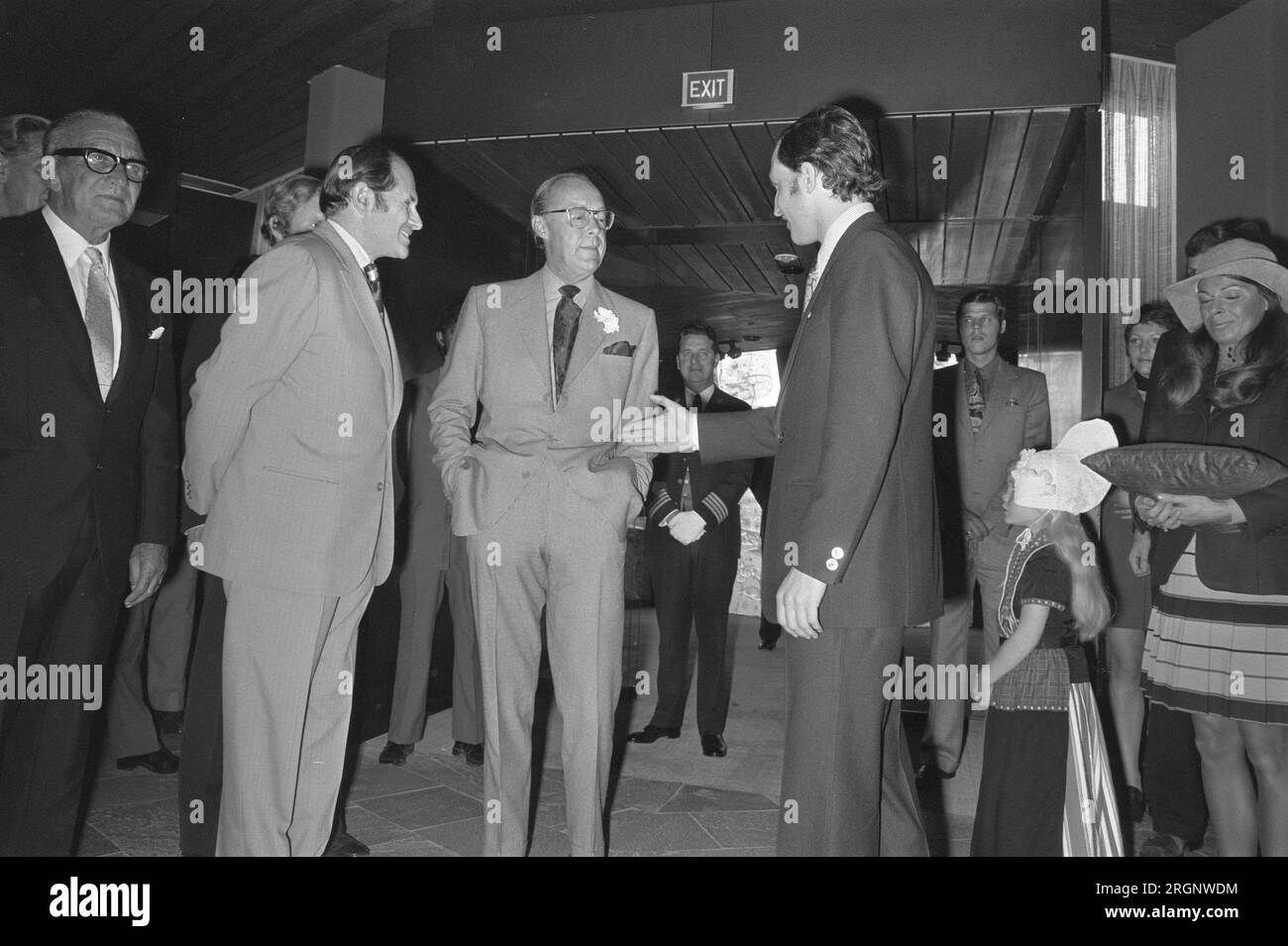 Prince Bernhard opens Hilton Hotel at Schiphol, ribbon cutting ceremony ...