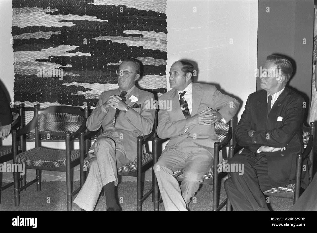 Prince Bernhard opens Hilton Hotel at Schiphol, ribbon cutting ceremony ...