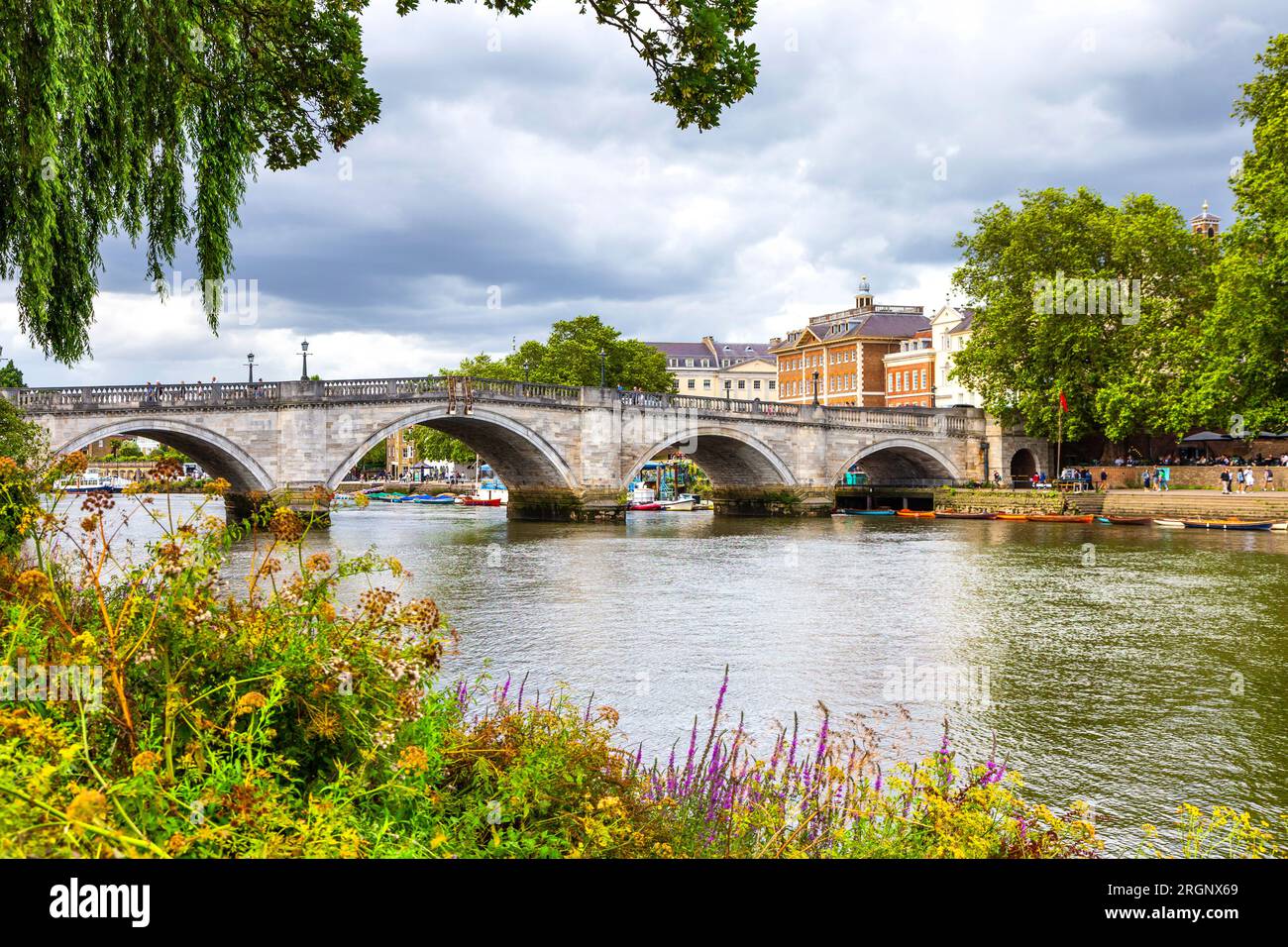 18th century stone arch Richmond Road bridge and the Thames River ...